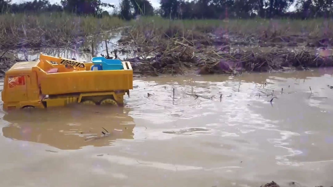 30水里的工程车益智动画 挖土机和铲车吊车建造农场