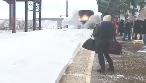 大雪后,美女为了拍摄火车进站时铲雪的壮观场景,结果悲剧了!
