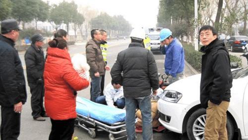 电动车闯红灯被撞, 要求判汽车全责, 交警回怼 因为它是机动车吗