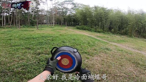 真人搞笑CS:武器商虽然脾气古怪,但是做起好事来一点都不含糊!