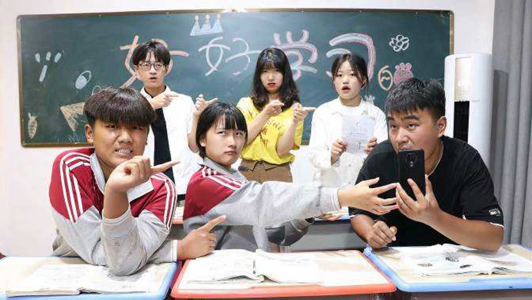 教导主任当学生,却放不下主任的身份,没想最后引起众怒