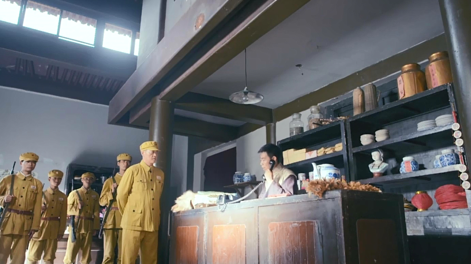 敌军特务打电话给同伙确认情况,没想到同伙身边站着一群解放军