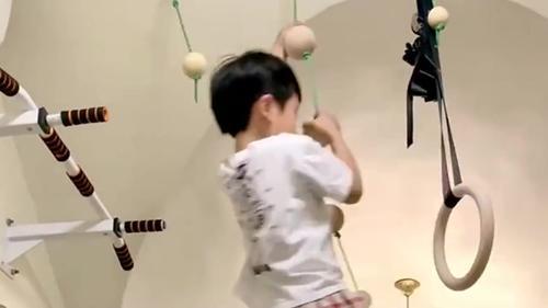 ...陪孩子锻炼的游乐设备,这不仅能强身健体,还能增强孩子的身体协调性