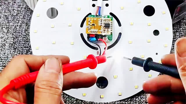 万用表修灯泡早就过时了,电工带着这个“修灯神器”