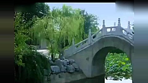 新旧两版还珠格格小燕子塞娅公主比武, 一个傻姑发疯一个飒爽侠女