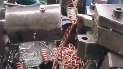 有了这个机械后,效率提高了不少,老板又可以大赚一笔