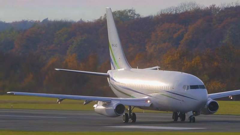 经典的B737-200飞机起飞,一起来听这沧桑的引擎声,很有感喔