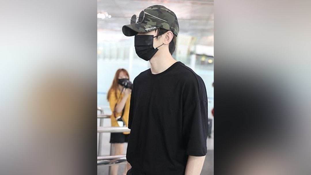 蔡徐坤黑衣酷帅神秘行程前往韩国 戴墨镜个性十足