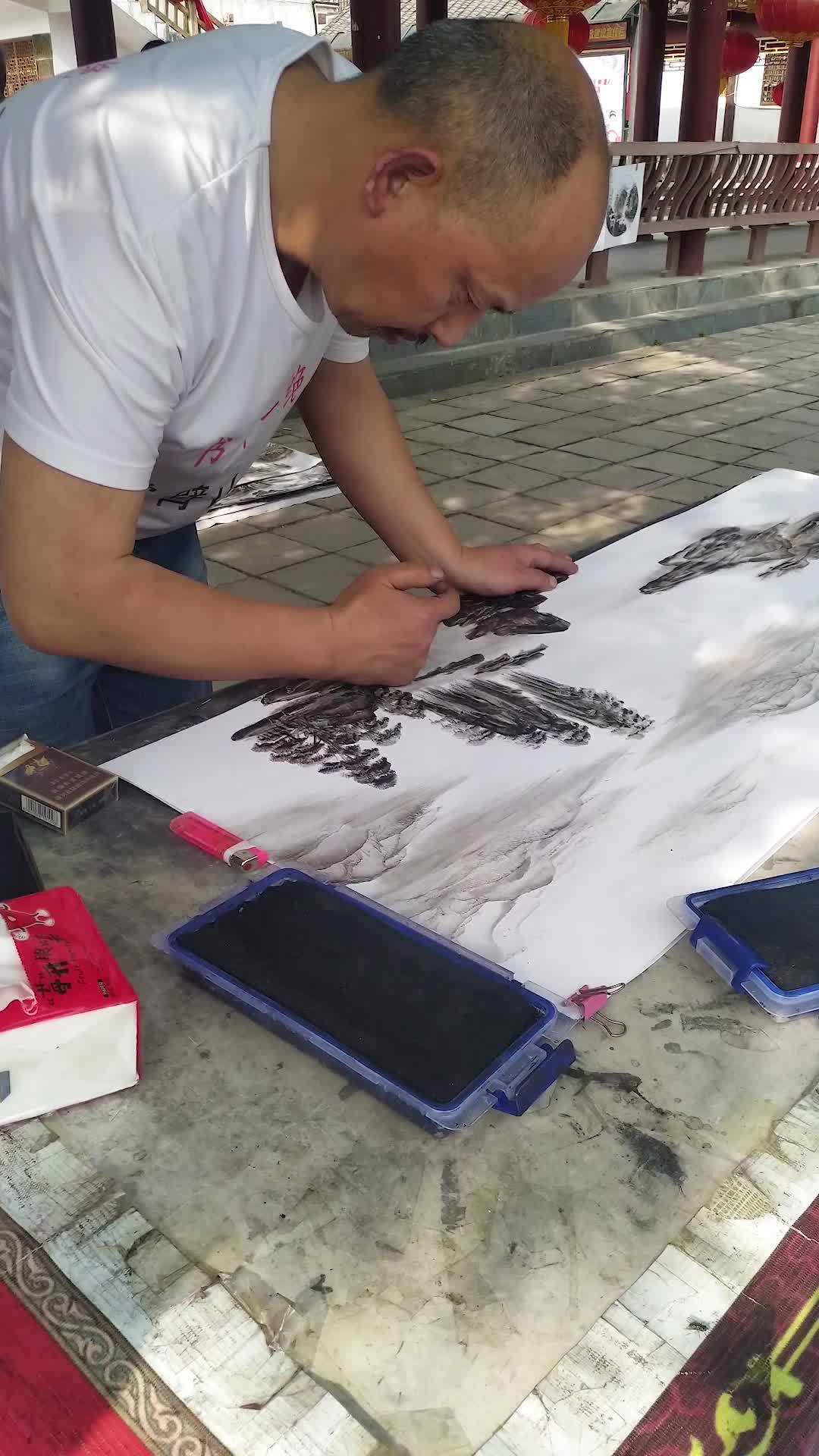 谁说画画一定要用笔?手掌水墨画了解一下~手艺人青木川古镇手掌画