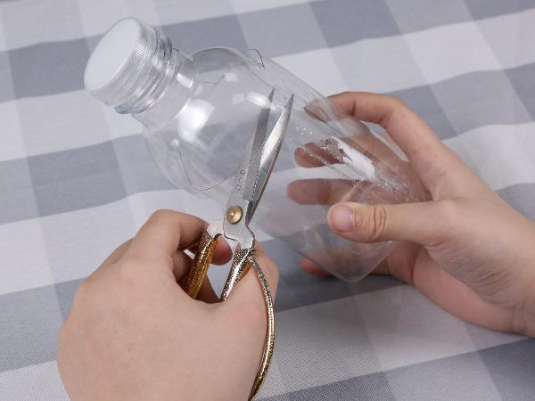 用喝完的饮料瓶做件唯美笔筒,好看又实用,最重要的是很简单哦