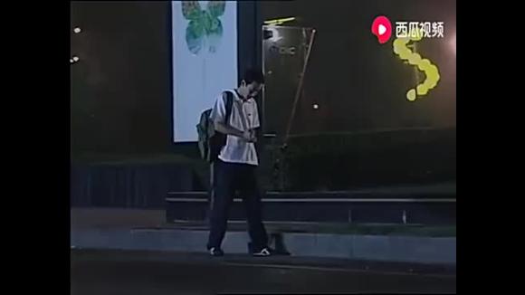 马路上惊现和自己一模一样的人,小伙瞬间看傻眼,什么情况!