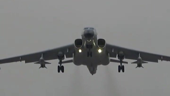 现场:轰6K挂实弹模拟打击台岛重要目标