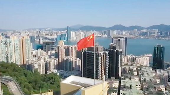 泪目!驻港部队为香港中学行升旗礼 五星红旗冉冉升起闪耀全香港