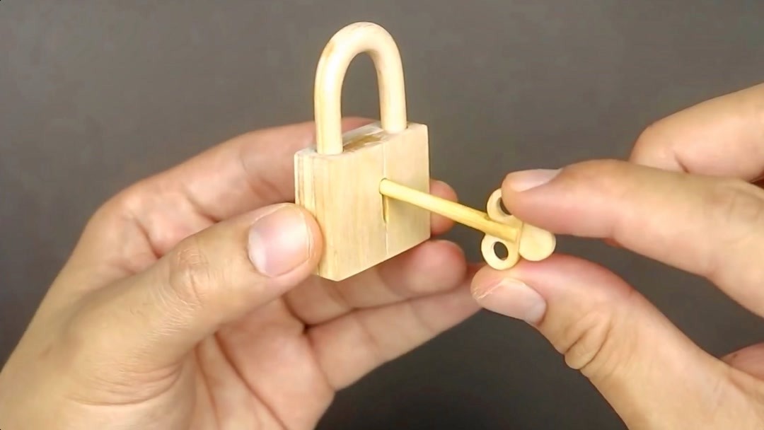 菜菜手工-用冰棒棍制作神奇的木质锁和钥匙!