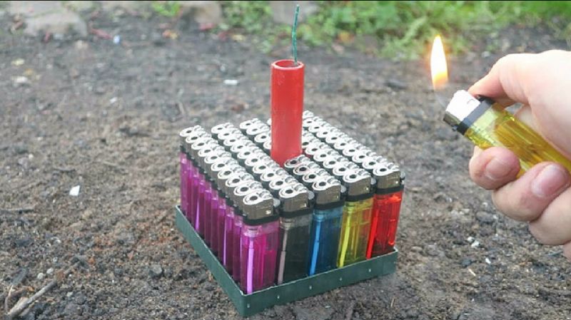将鞭炮插在50个火机中间,点燃后的爆炸效果,真是出人意料!