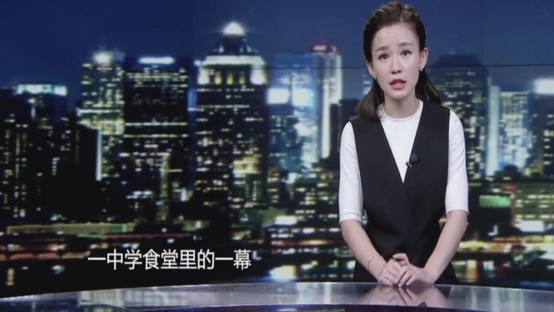 学校食堂出问题,负责人被家长堵在食堂,面对恶臭食物不愿承认