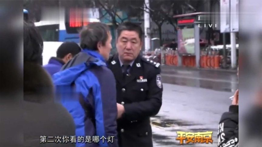 交通:左转弯闯红灯?电动车撞上依维柯,谁料大叔谎话连篇