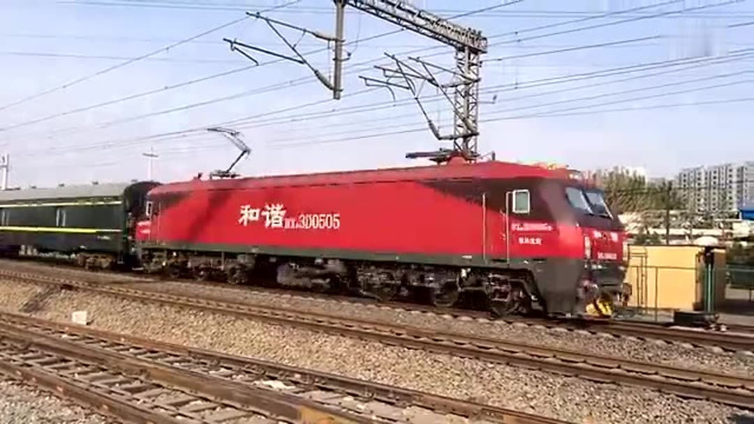 锦州桃园铁路道口 哈尔滨至汉口T184次特快列车通过