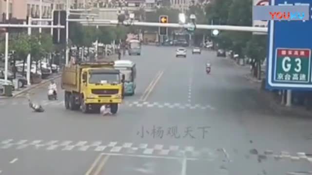 作死都死不掉!电动车闯红灯突然窜出来,大卡车直接撞过去!