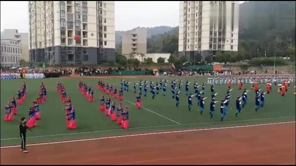 看看这运动会的开场舞,都是有民族特色的衣服,这也太好看了吧
