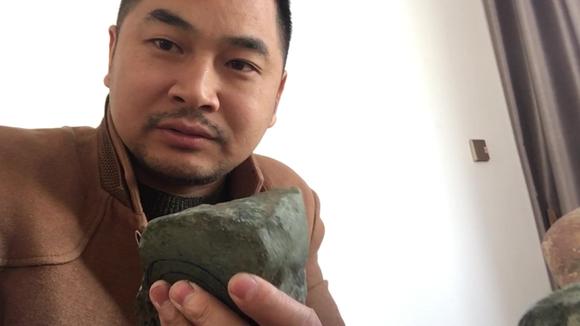 想要手镯准备打磨一块翡翠原石从石头到成品,最后能出到手镯吗?