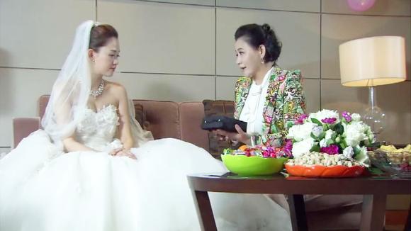 女儿要结婚了,妈妈把自己信用卡的副卡给了女儿,受了委屈就回家