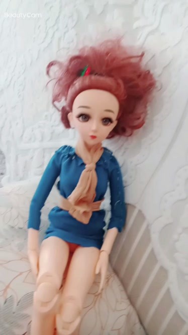 自己为芭比娃娃做的衣服。不会做衣服有点丑。