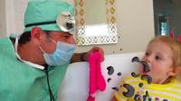 漂亮的小女孩模仿医生给宝宝看病, 太可爱了
