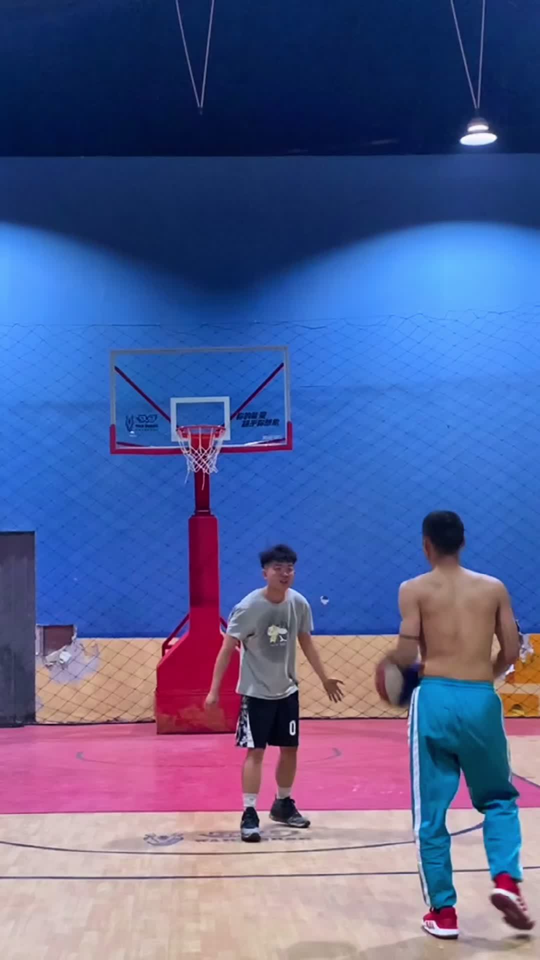 篮球训练师常鑫~如何练三分?单挑告诉对手:我就要投三分!