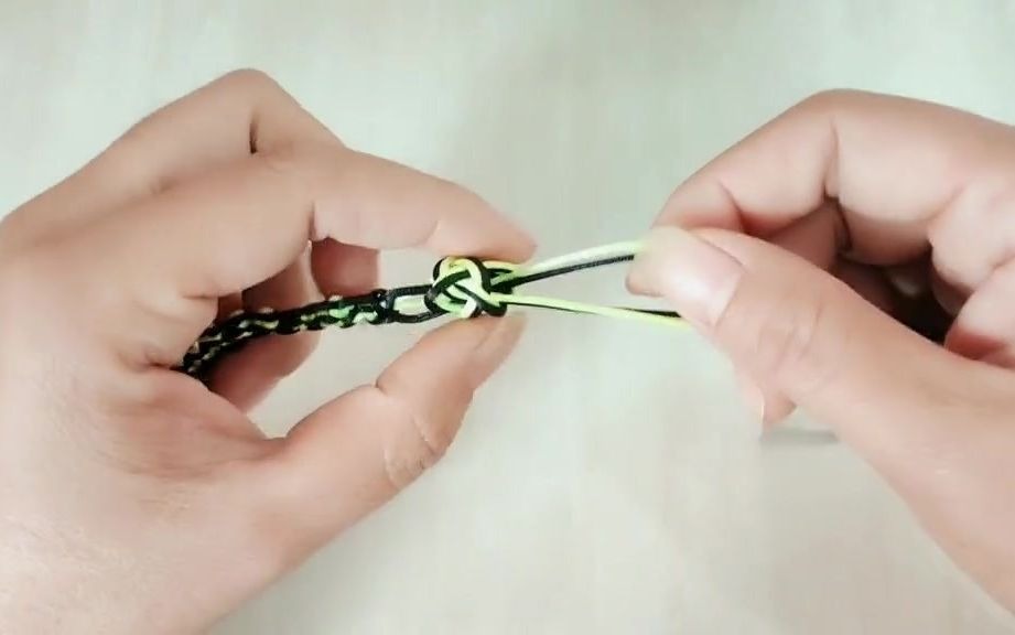 手工手环编织过程,绳结真是神奇,可以编织各式各样饰品