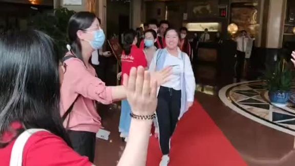 看到这一幕为娘的眼泪已止不住了十多年的苦读就等这一天了