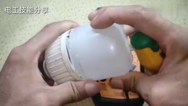 电灯不亮了,可别扔,一般都是这里坏了,学会这一招,轻松查故障