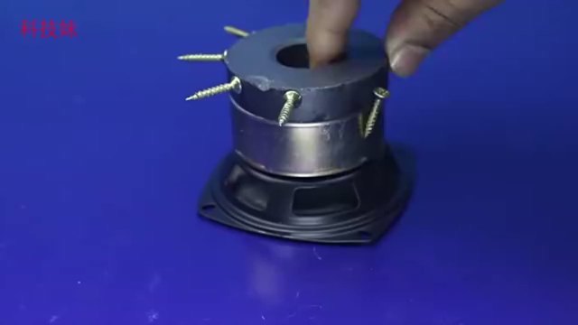 小伙制作免费的上网神器,材料竟然是磁铁和螺丝钉,真的能上网吗