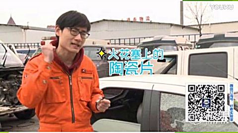 有车族危险了!盗贼扔“小碎片”到钢化玻璃窗上,一碰就碎