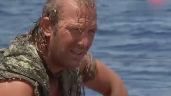 世界末日后,人们在水上艰难生存了500年,男子长出了能呼吸的鳃