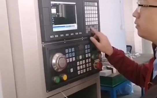 小哥上学时数理化全班倒数,老师都说以后不能往这方面去发展,可谁知...