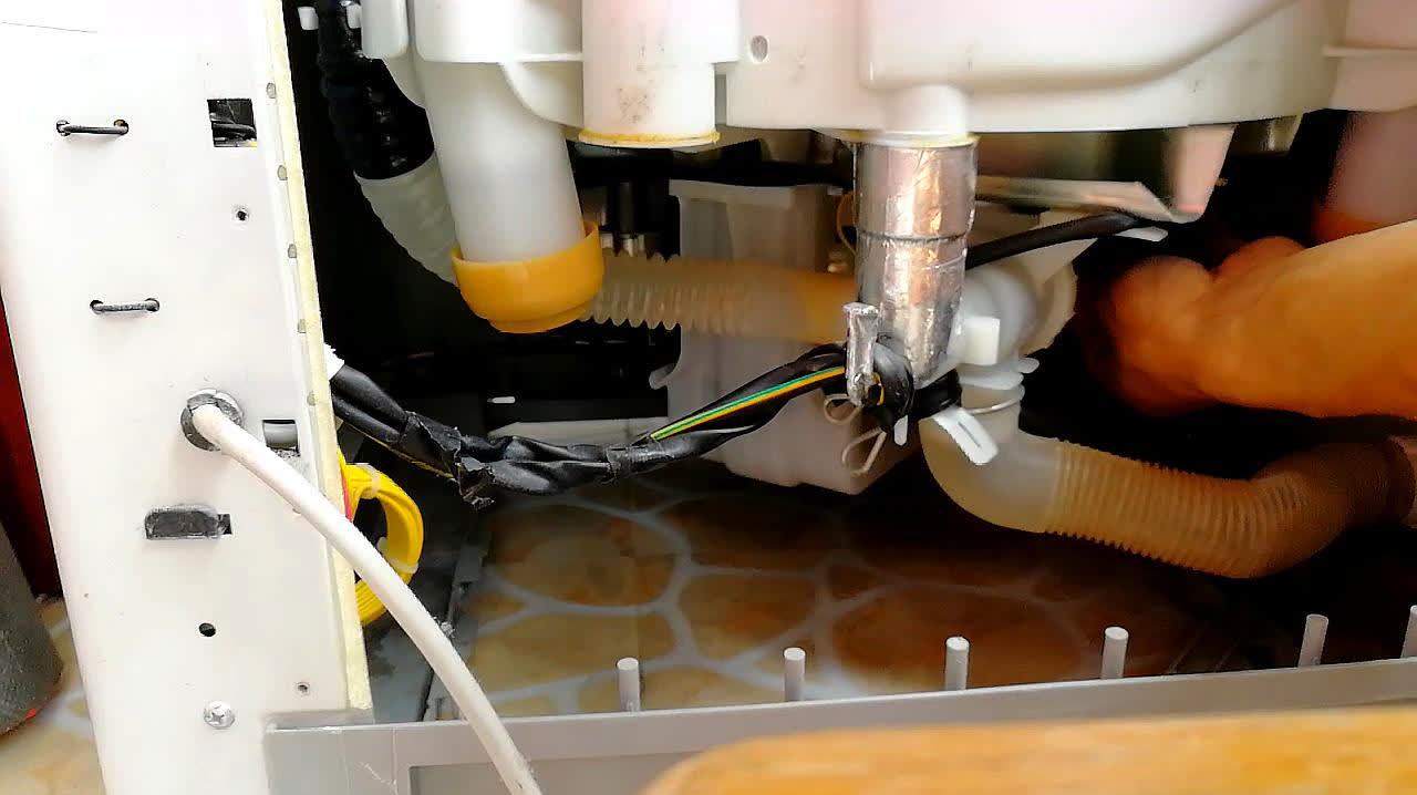 洗衣机漏水,师傅以为是下水管坏了,没想到.