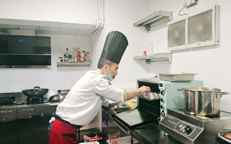 ...人自助餐做好配送13684972171深圳市御阳国际餐饮服务有限公司出品