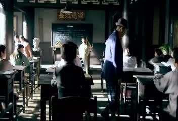 一代枭雄:领导视察做学生座位,因个子太高被嫌弃,搬最后一排!