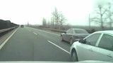 女司机高速路上任性超车变道 致车辆失控撞上护栏火花四溅