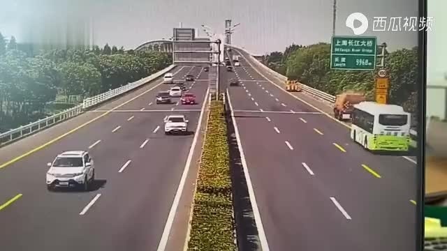 上海一公交车高速上追尾应急道清扫车,事故致3人受伤已送医救治