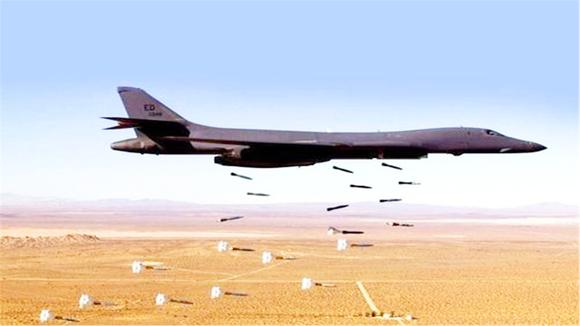 航空炸弹尾部的降落伞有什么用处?网友:找准位置再砸!