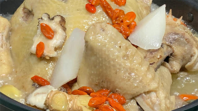 天气寒冷,分享一道茯苓山药煲土鸡,健脾养胃营养价值高