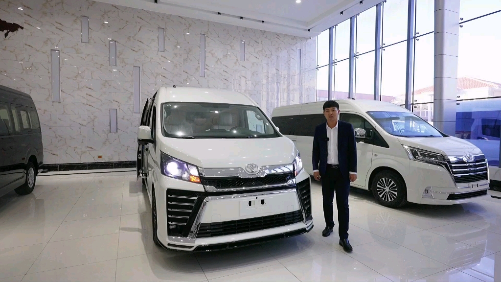皇冠版丰田海狮商务车,能坐9个人,空间真大!