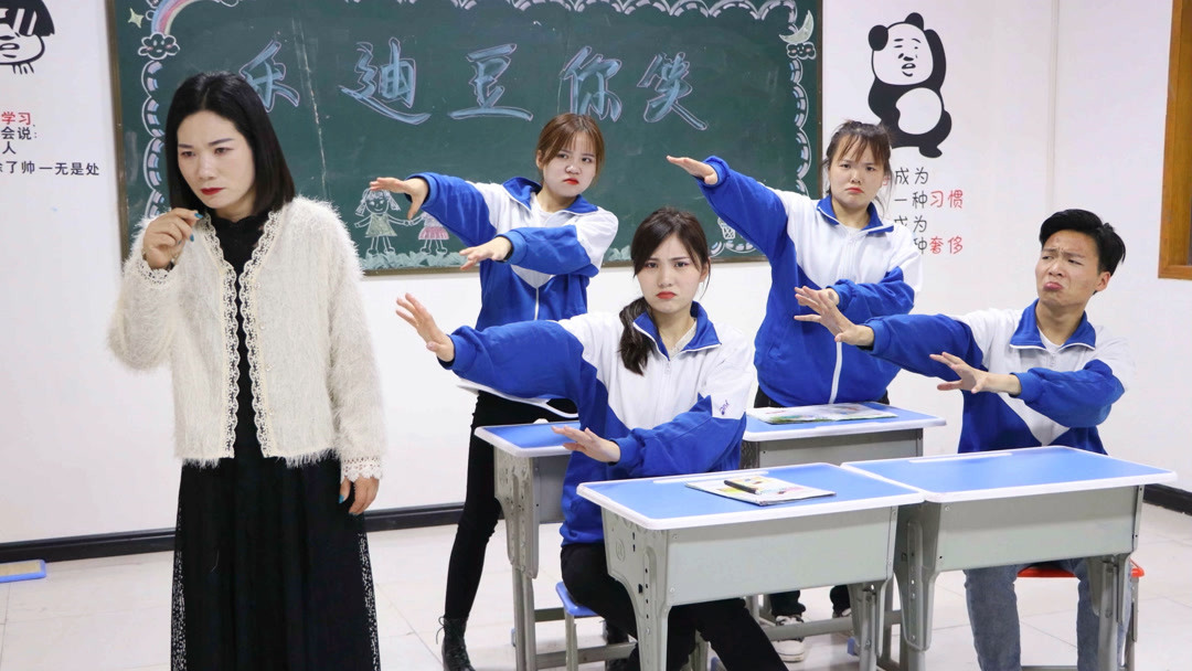 误会1:老师要被调到别的学校,同学们都很伤心,好舍不得老师