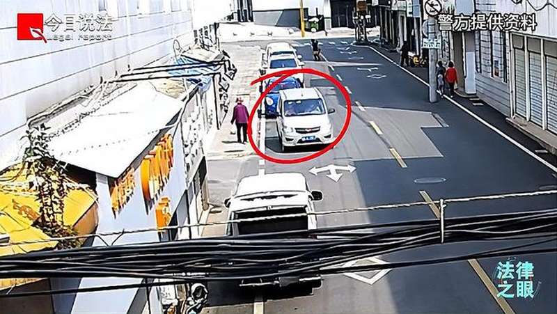 【两车相撞,后车竟然是“无人驾驶”?】云南玉溪,一小车司机在路边...