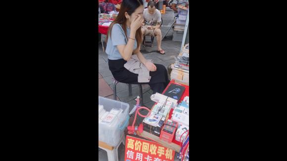 千万富少女摆地摊白手起家