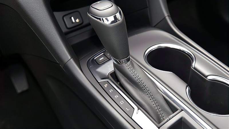 自动挡车在高速上行驶时,应该使用d档还是s档?听听交警怎么说!