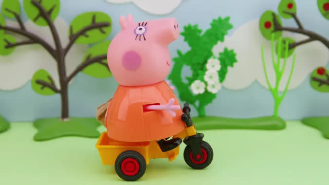 玩具动画猪妈妈三轮车去买菜