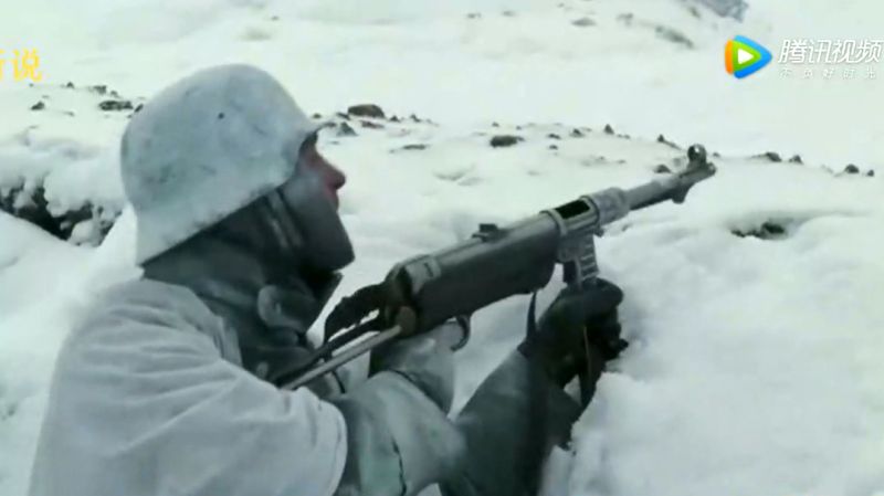 斯大林格勒保卫战,纳粹一军人被苏军坦克炸成两截,好惨!